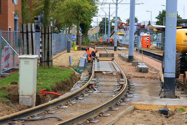 Groen tapijt tussen de nieuwe tramrails – LikeJeWijk IJsselmonde